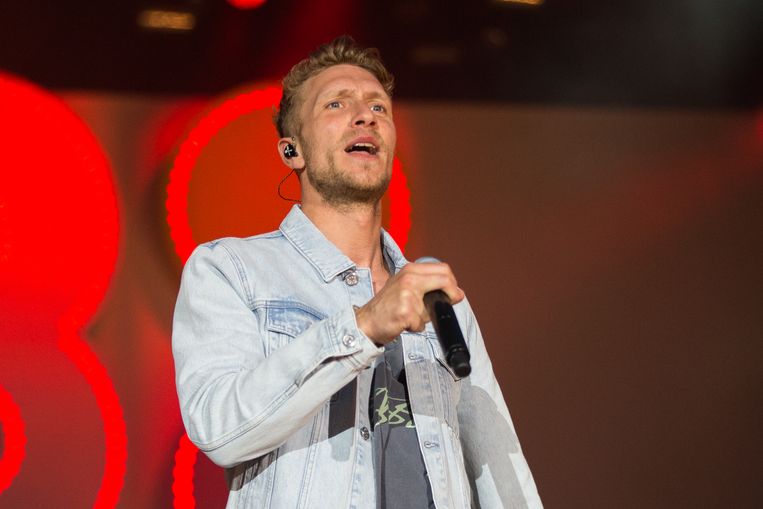 Joshua Nolet poseert met zijn pasgeboren dochtertje op de cover van ...