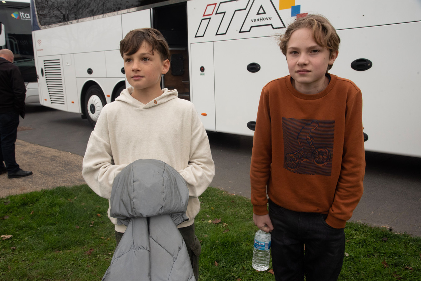 Secundaire school ontruimd na bommelding, afzender van bericht ontkent ...