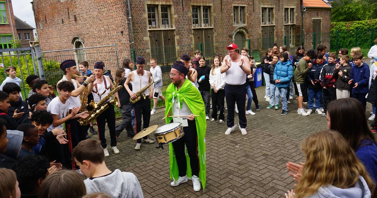 Sint Maarten Middenschool krijgt ludieke fanfare op bezoek als laureaat van Oxfam-scholenactie ...