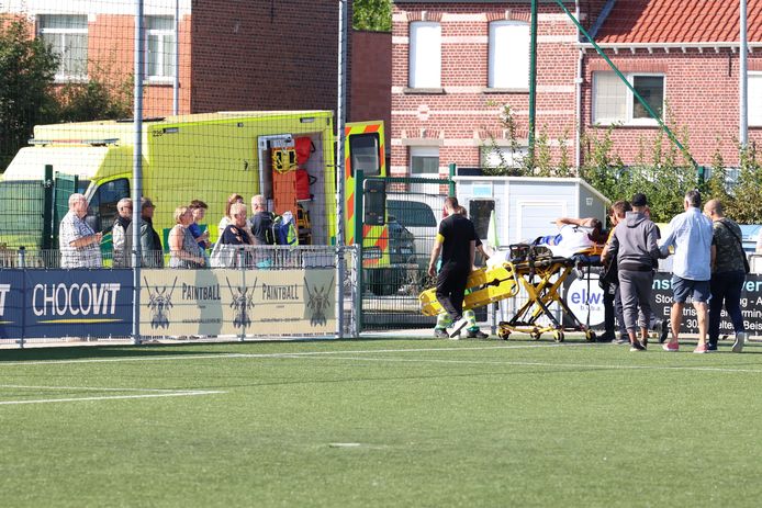 Voetbalspeler (30) zijgt neer op veld in Veltem-Beisem: inwendige ...