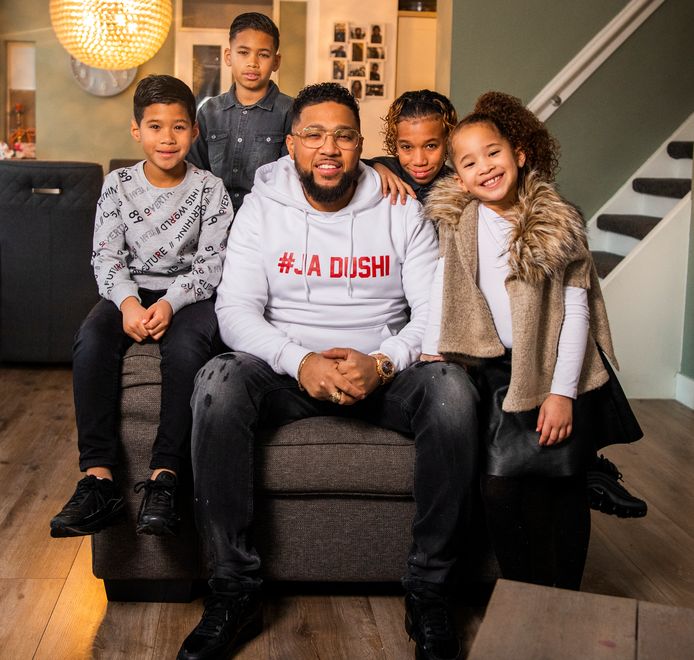 Papa Jay viert Pasen met zijn nieuwe liefde Saffiera | Rotterdam | AD.nl