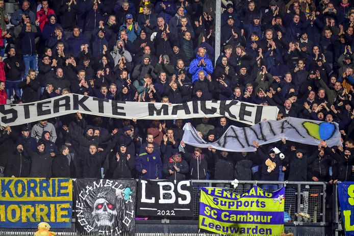 Cambuur-fans steken Emmen-supporter die dochter verloor hart onder de ...