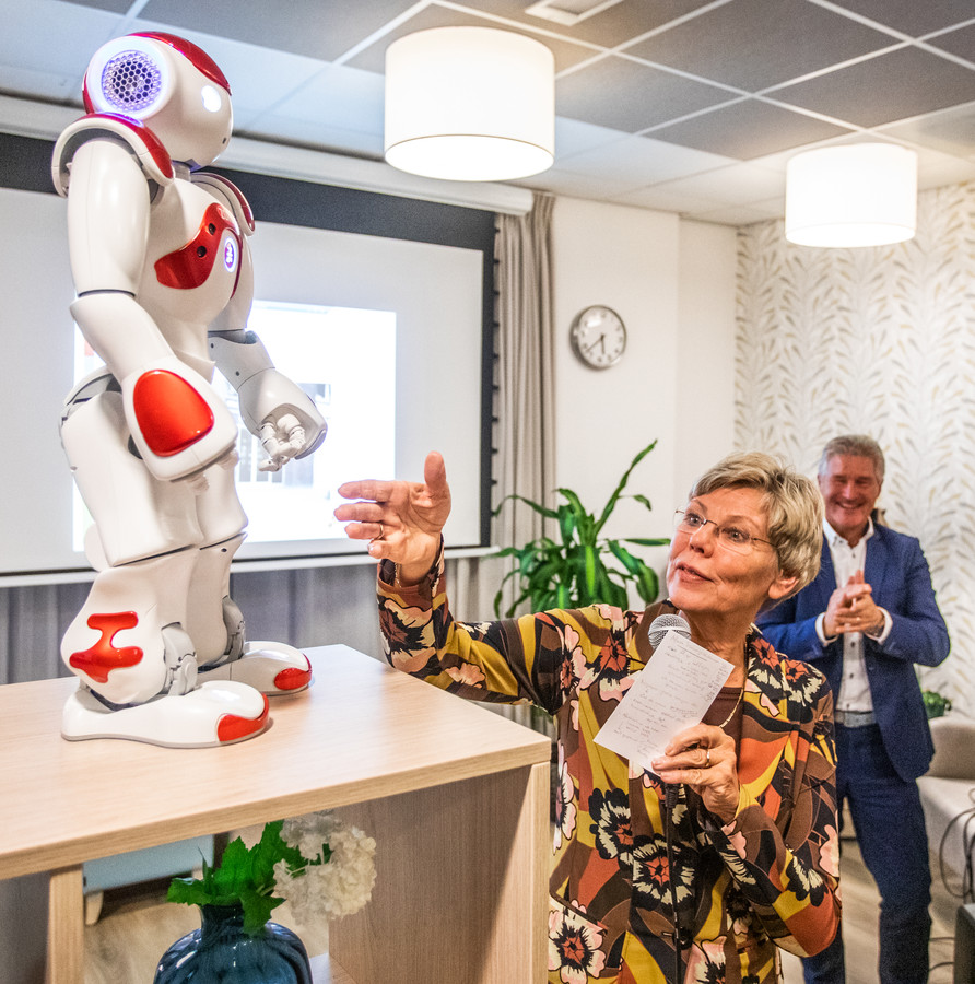Zingen met Zorra de zorgrobot | Foto | AD.nl
