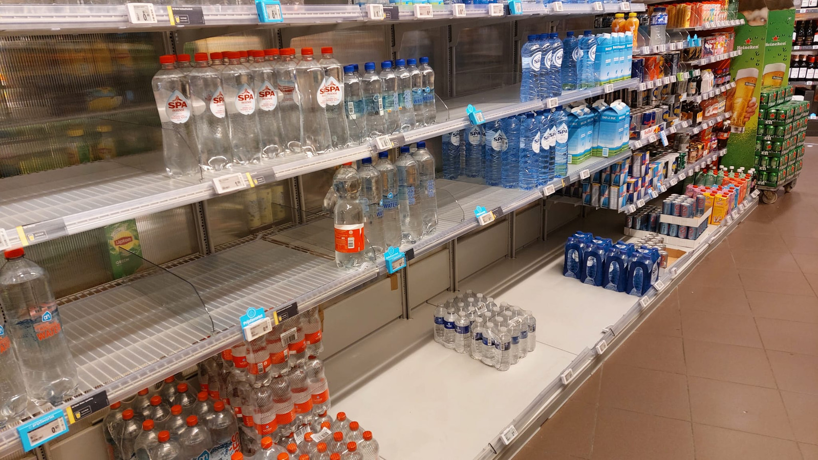 Pijnlijk lege schappen bij Albert Heijn: steeds meer boodschappen raken ...