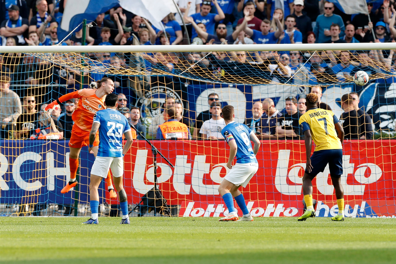 Union klopt met 3-0 onmachtig Genk, dat nu plots “de underdog” is, en houdt leider Antwerp in ...