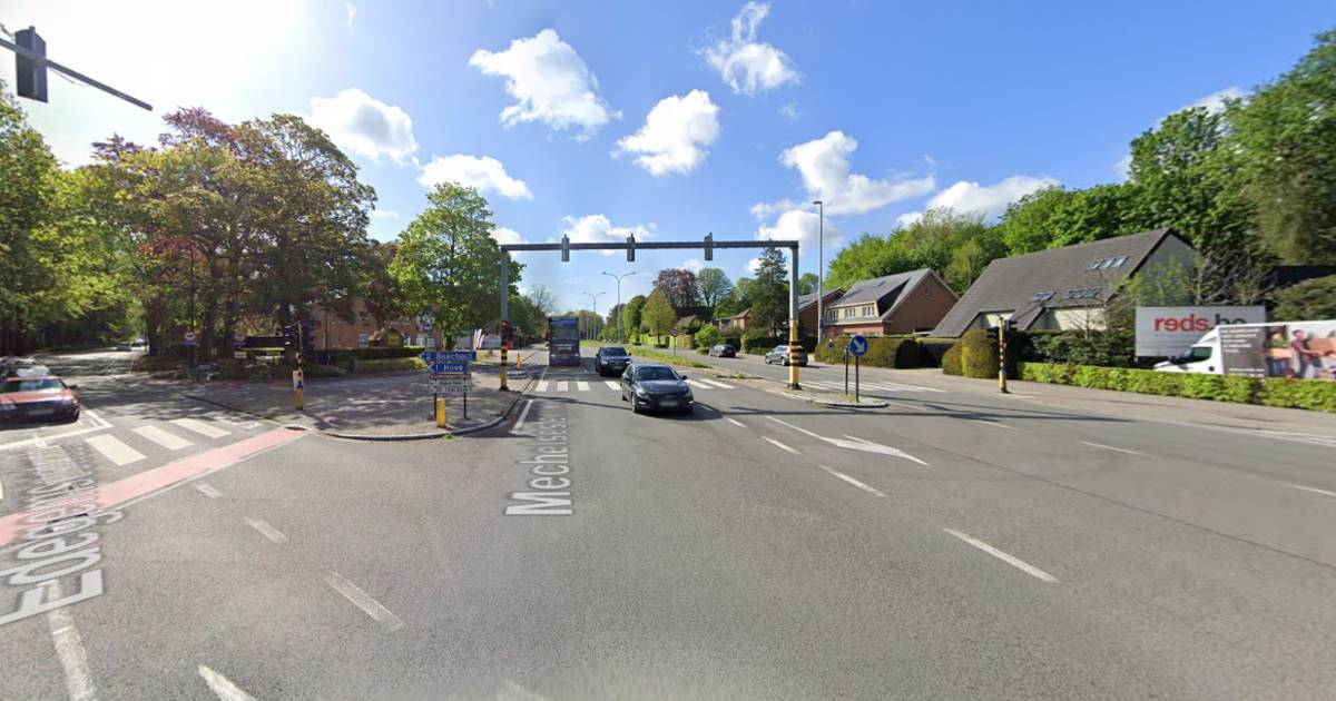 Stoplichten op kruispunt Mechelsesteenweg veroorzaken verkeersproblemen | Hove | hln.be