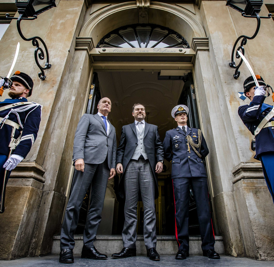 Dijkhoff volgt Hennis op: 'Eerst goed naar Defensie luisteren' | Foto ...