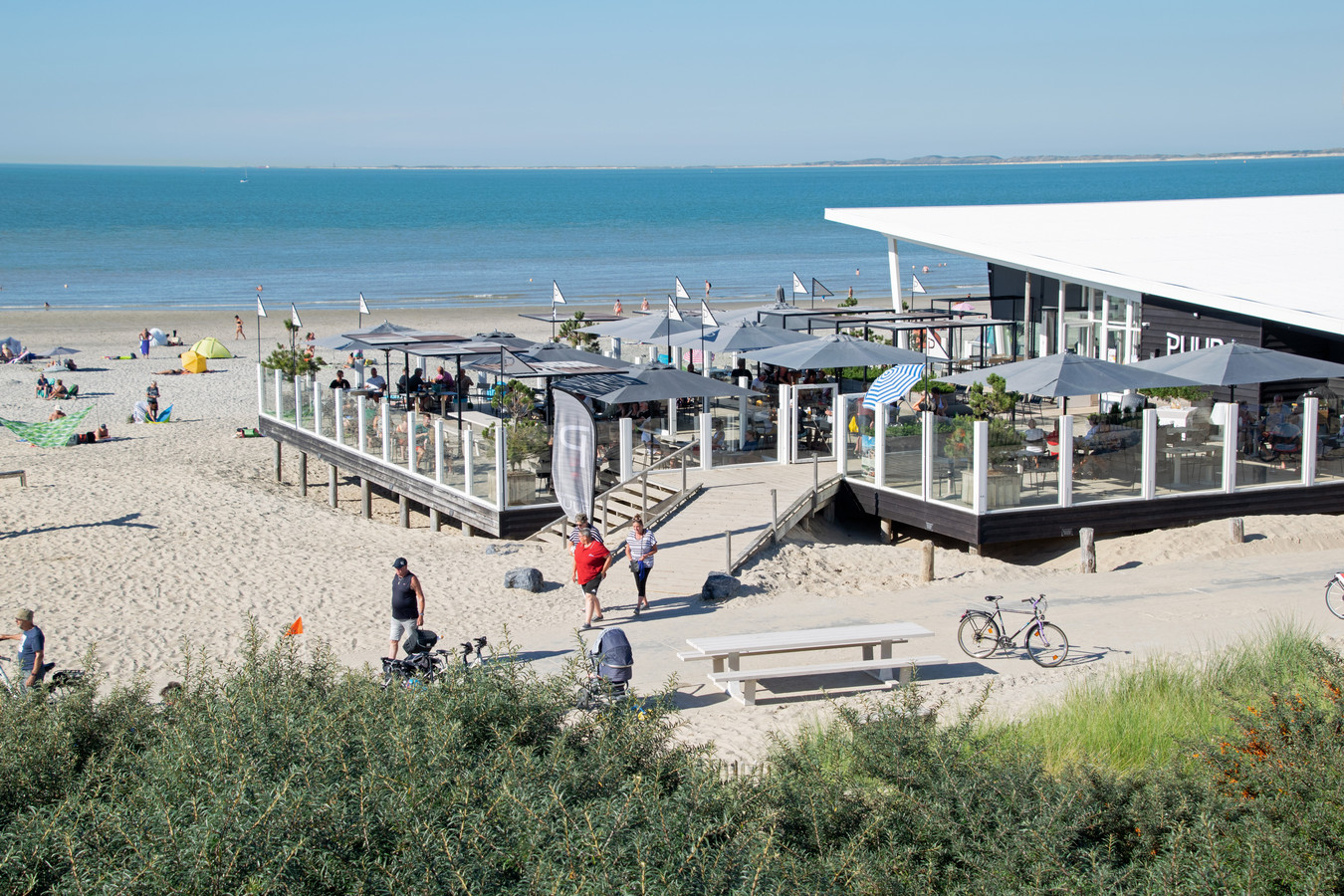 Zonnige week zorgt voor drukte bij Zeeuwse campings en strandpaviljoens ...