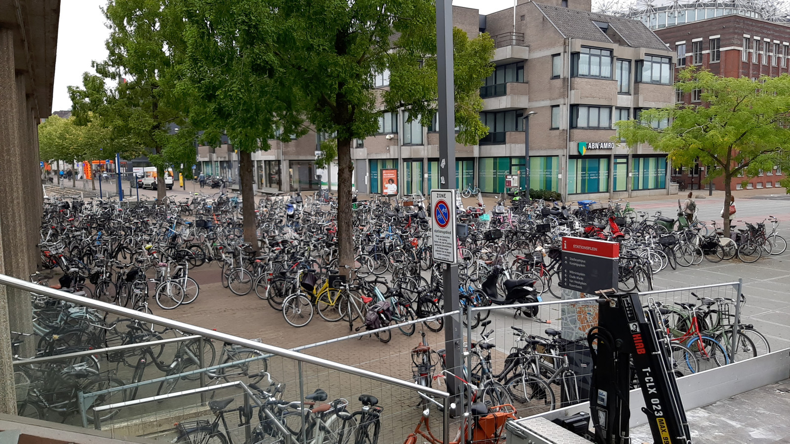 Gemeente pakt fietsenoerwoud aan op Stationsplein in Enschede: nieuwe ...