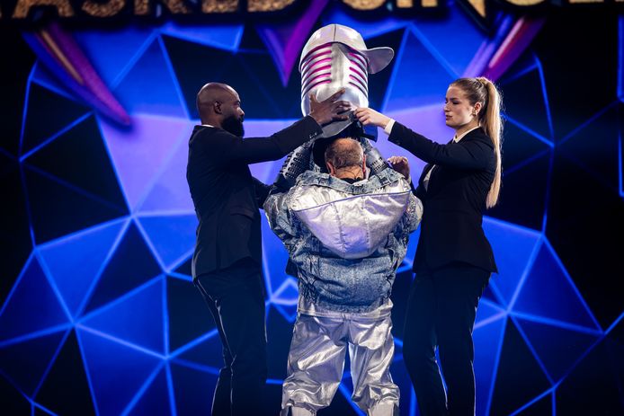 KIJK. Dit is de tweede afvaller in ‘The Masked Singer’: drie speurders ...