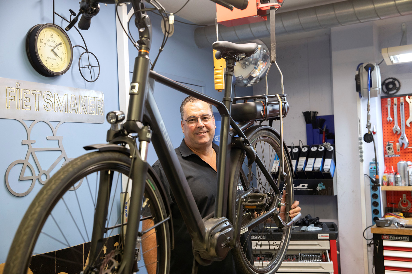 Hein (56) is fietsenmaker: ‘Ik ben per toeval in dit vak gerold’ | Foto ...