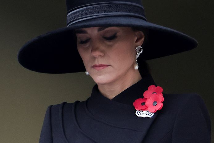 Britse prinses Kate onherkenbaar op cover van krant: “Ze ziet er 15 ...