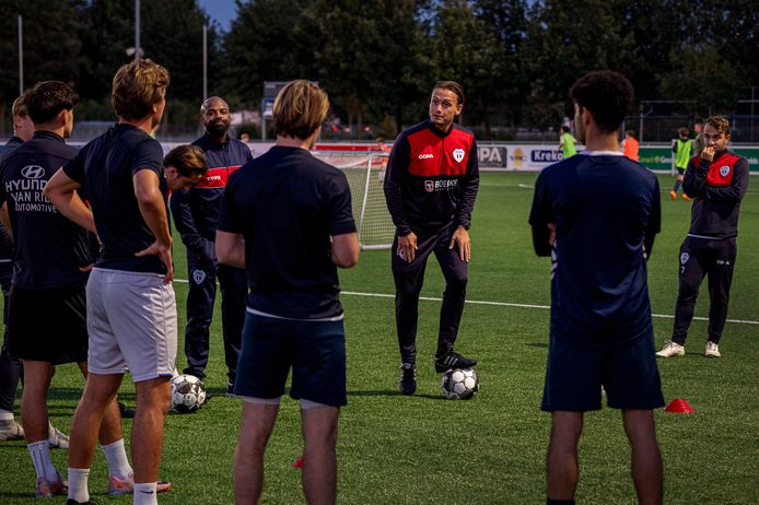 Maikel Nijst moest al vroeg stoppen met voetbal, nu brengt hij en ...