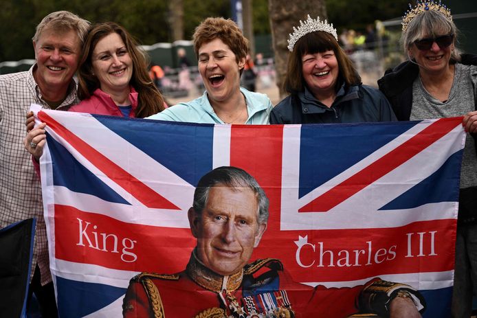 Britse royalty-fans pakken uit met kostuums en hopen glimp van ...