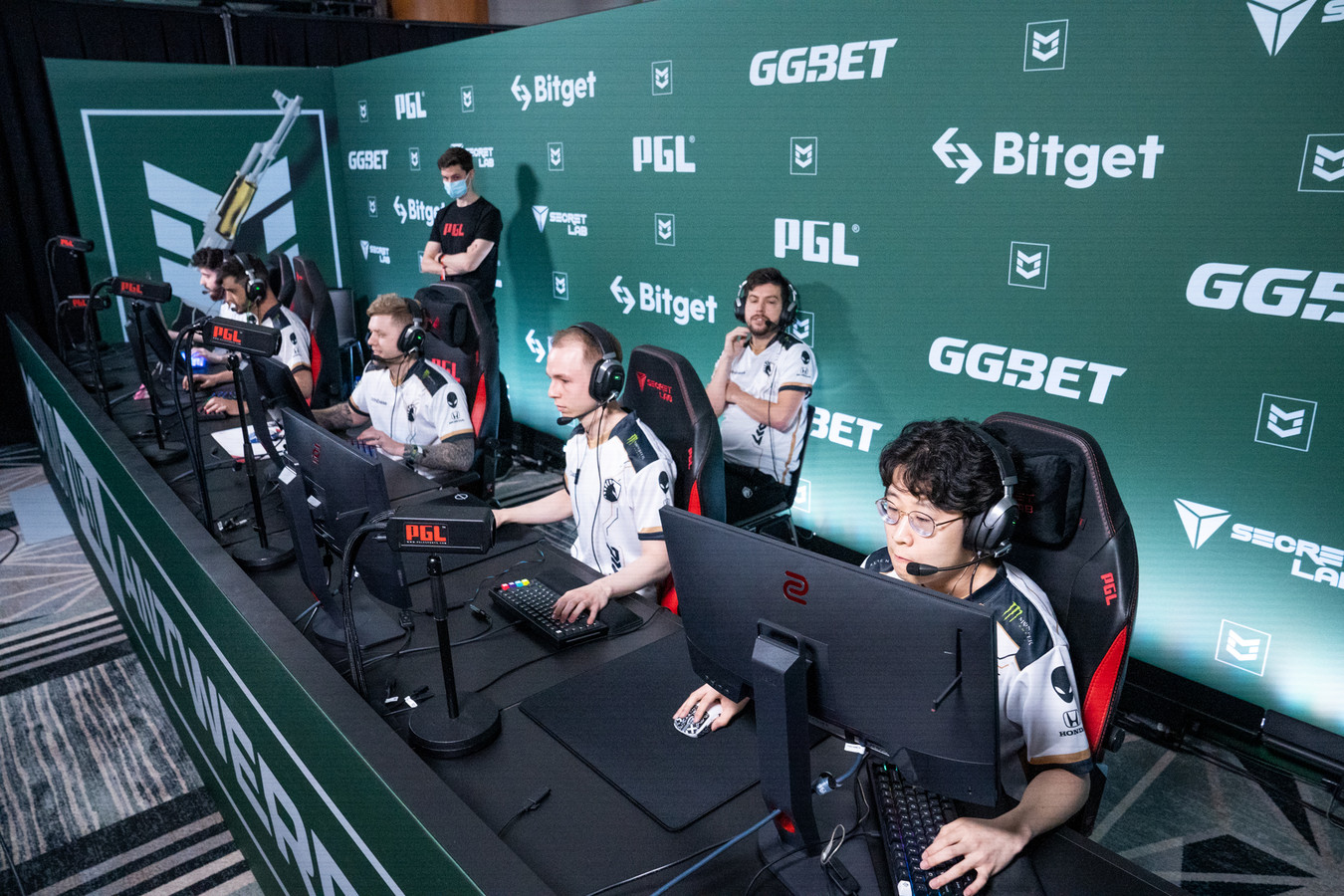 REPORTAGE. WK Counter-Strike palmt eerst Antwerps hotel in, en daarna ... REPORTAGE. WK Counter-Strike palmt eerst Antwerps hotel in, en daarna ...