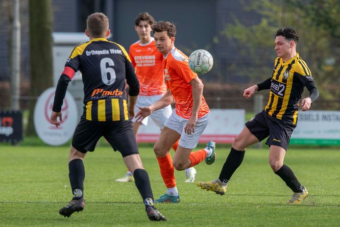 Koen Vos ziet titelkansen Budel in doelpuntloze topper vervagen: ‘Balen, nu wordt het een heel ...