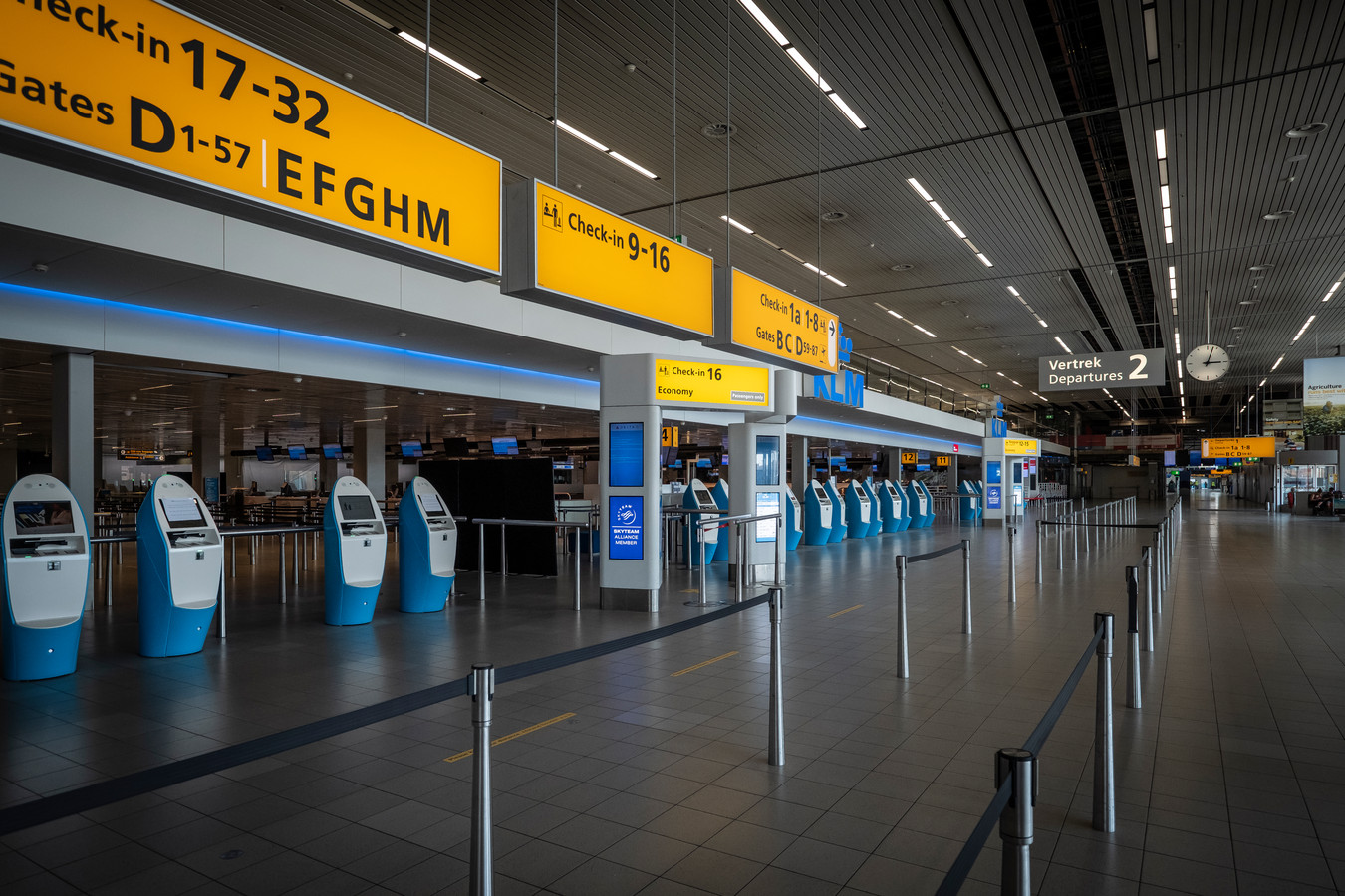 Doodstil op Schiphol, de douane stuurt de mondkapjes direct door | Foto ...