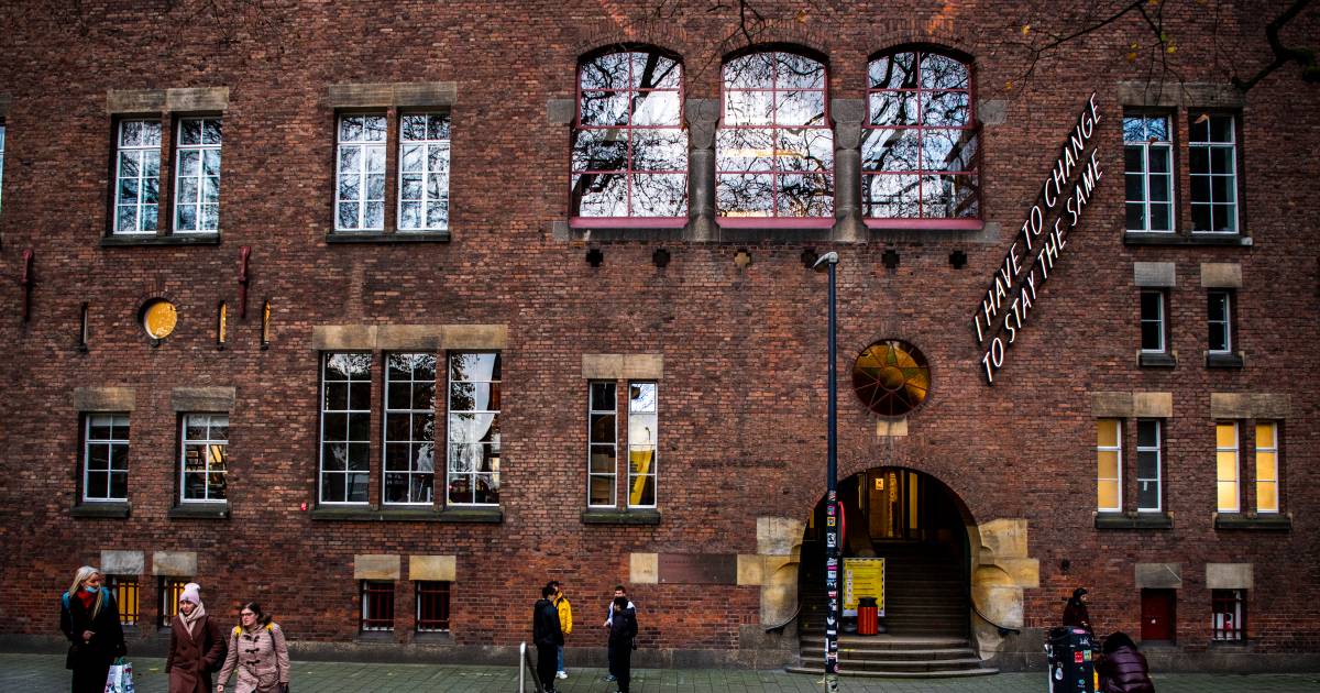 Geveltekst ‘I have to change to stay the same’ verdwijnt van schoolgebouw bij Rotterdam-Blaak ...