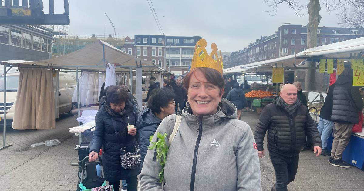 ‘Koningin’ Anja van Rooijen (66) roept het volk op om naar elkaar om te ...