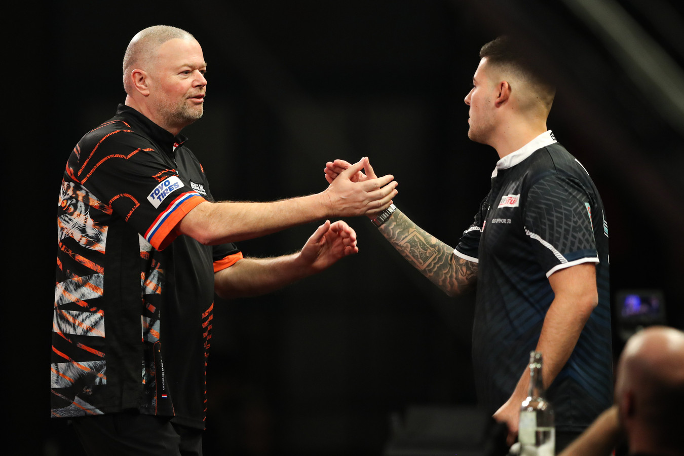 Raymond van Barneveld neemt eerste horde op WK en maakt zich op voor ...