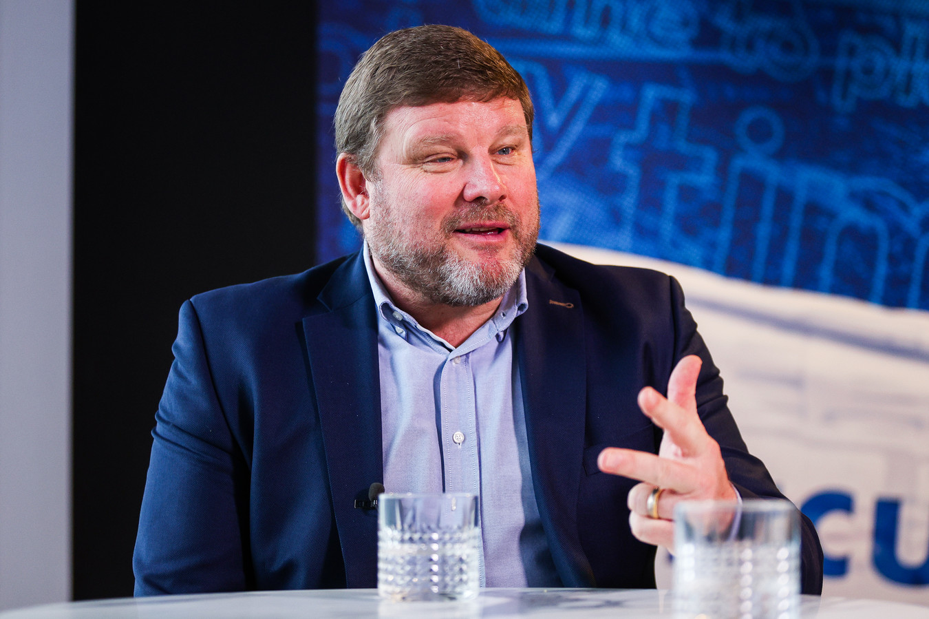 Marc Degryse trakteert jarige Hein Vanhaezebrouck op taart én een ... Marc Degryse trakteert jarige Hein Vanhaezebrouck op taart én een ...