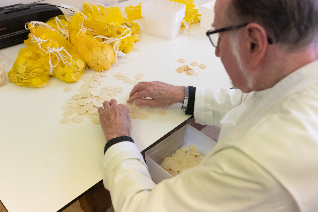 KEMPENSE KLEPPERS. In Abdij van Tongerlo bakken ze 3 miljoen hosties ...