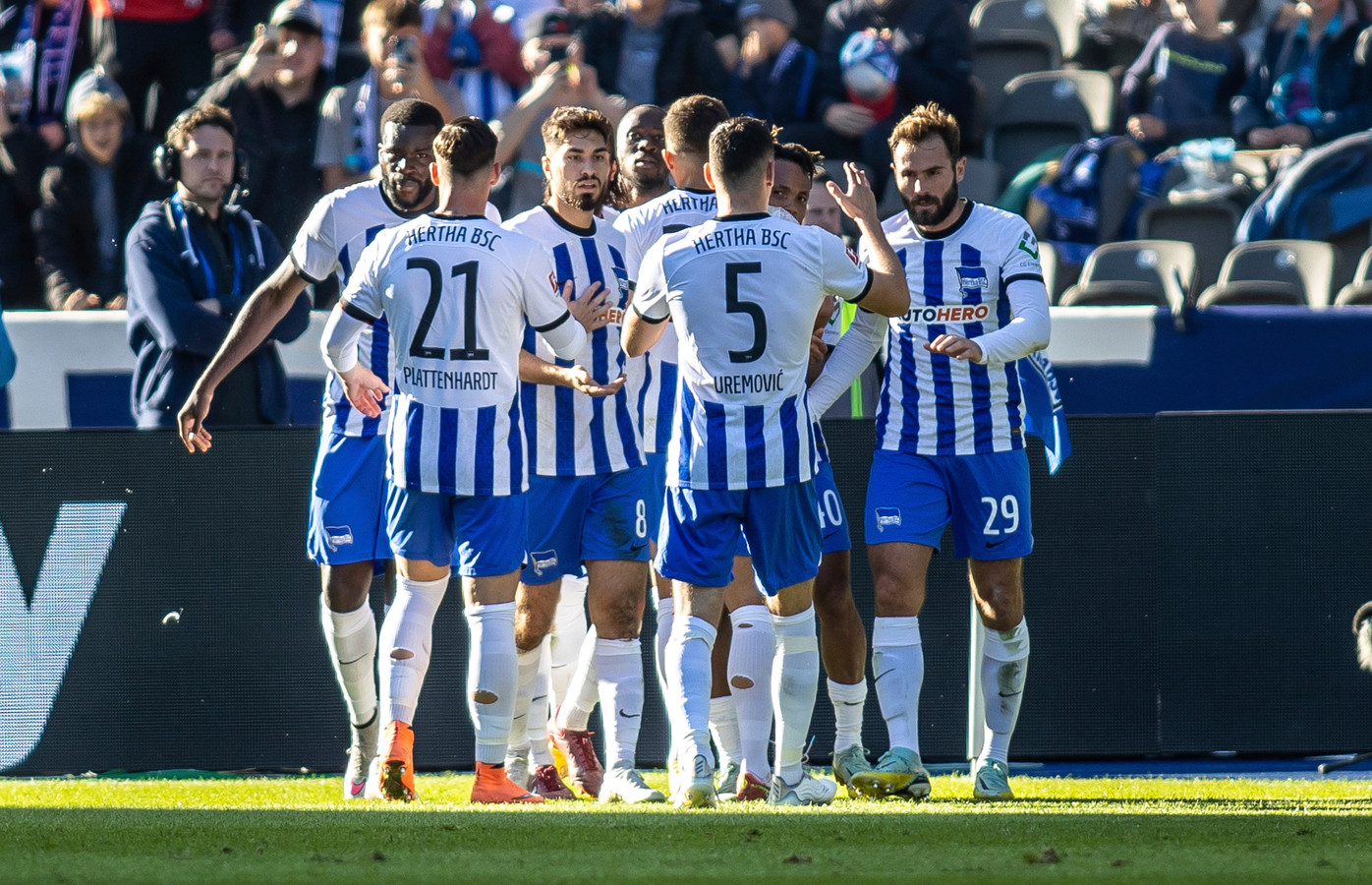 Football Talk. Real Madrid, met bankzitter Hazard, wint moeiteloos van ...