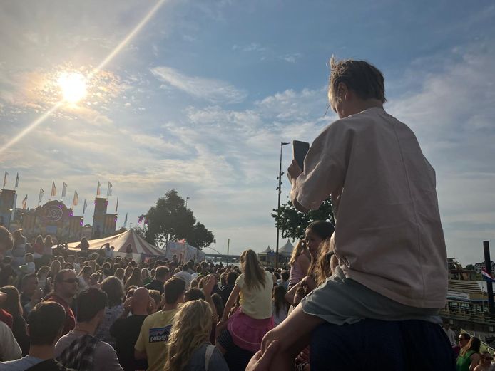 ‘Levensgevaarlijk druk’ bij optreden Roxy Dekker: ‘Als hier iets ...