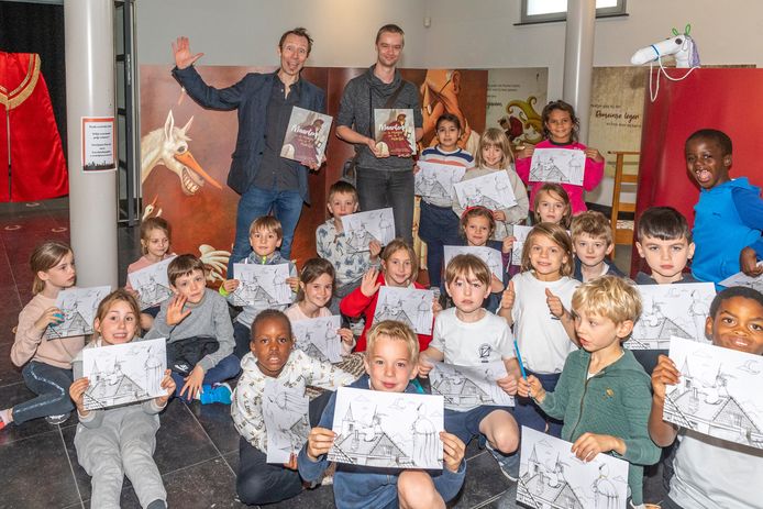 ‘Maarten en de magie van de mantel’: expo en kinderboek vertellen ... ‘Maarten en de magie van de mantel’: expo en kinderboek vertellen ...