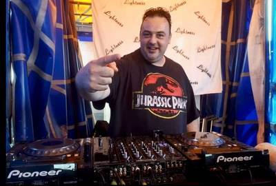 Dj Anthony Plug (43) volkomen onverwacht overleden: ‘Hardcore-wereld ...