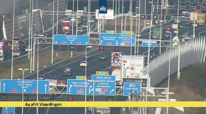 Verloren lading op de weg: A20 richting Hoek van Holland afgesloten | Waterweg | AD.nl