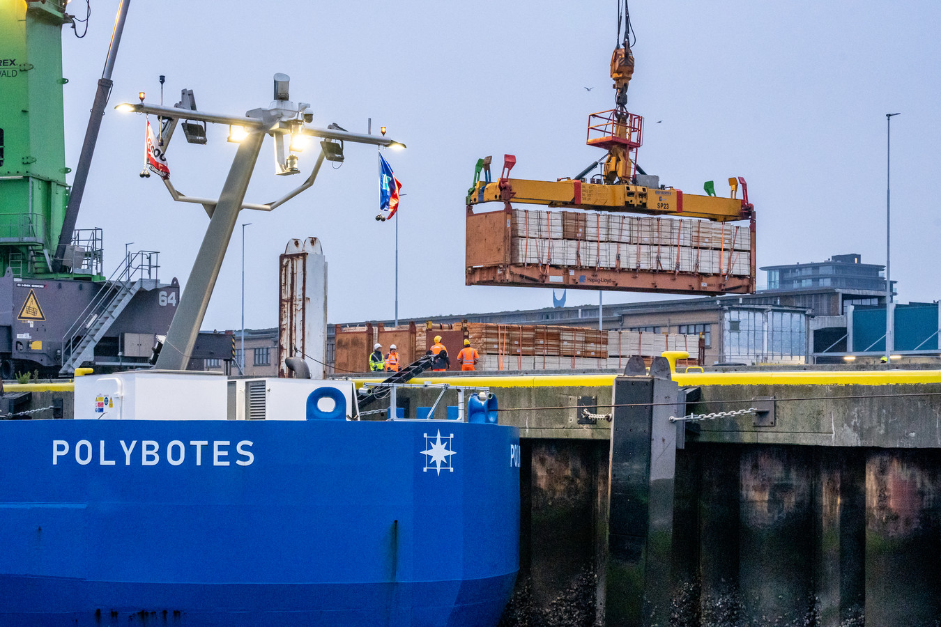 Voor het eerst in 15 jaar meerde opnieuw containerschip aan in ...
