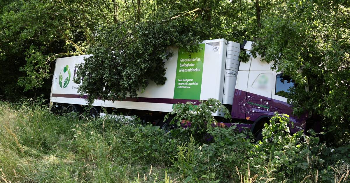 Vrachtwagen vliegt in berm bij afrit Haps: weg afgesloten | Land van Cuijk | gelderlander.nl
