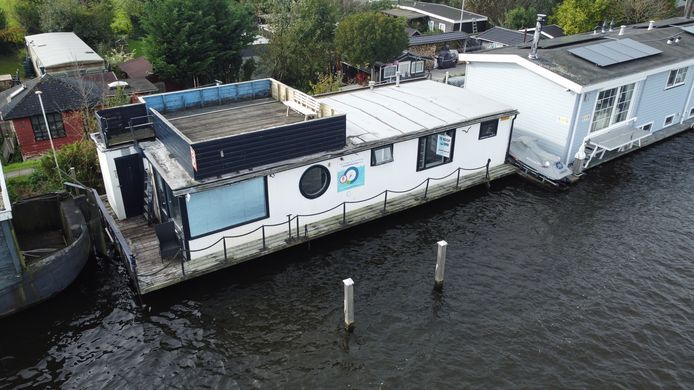 Water klotst dag en nacht tegen de plinten: deze woonboot mét terras en tuin kan van jou zijn ...
