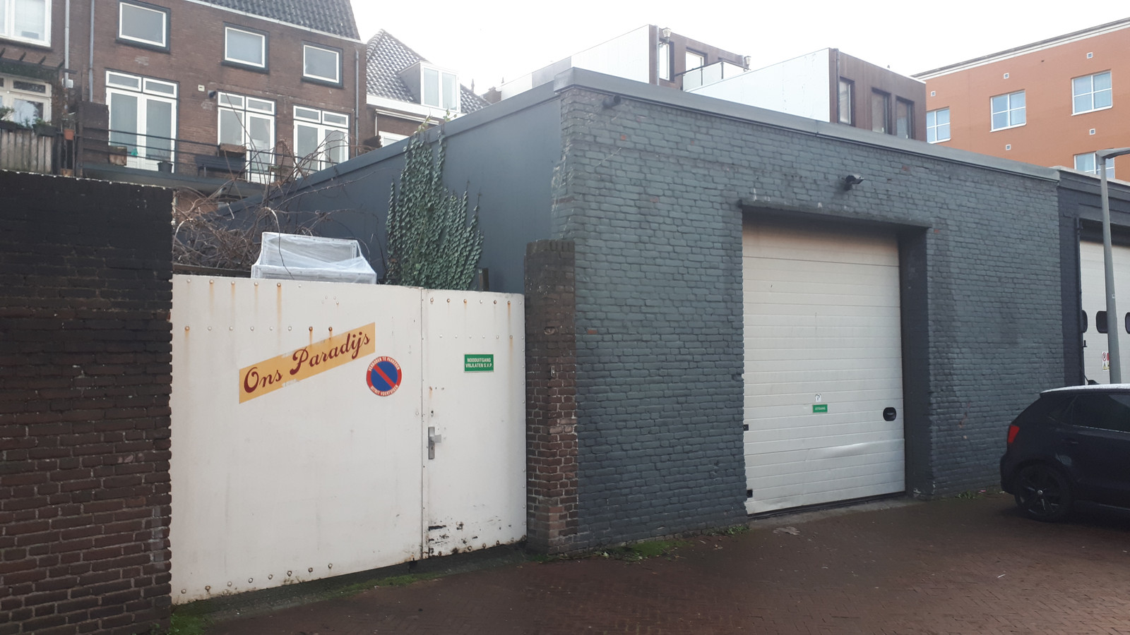 Politie vindt grondstoffen voor drugs in garagebox achter restaurant ...
