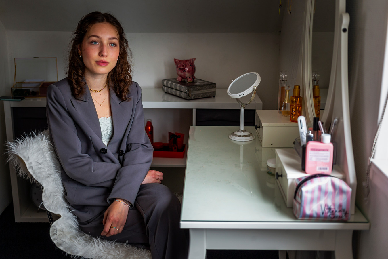 Nona (19) was ooit het ‘allervrolijkste kind’, maar toen sloeg alles om ... Nona (19) was ooit het ‘allervrolijkste kind’, maar toen sloeg alles om ...