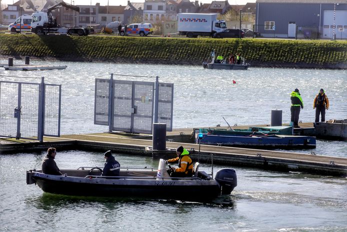 Stoffelijke resten gevonden in Spuikom Oostende tijdens zoektocht naar ... Stoffelijke resten gevonden in Spuikom Oostende tijdens zoektocht naar ...
