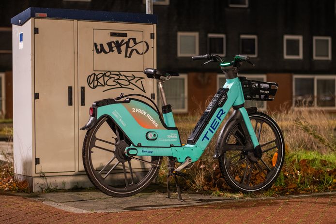 Vondst deelfiets in water Leidsche Rijn leidt tot zoektocht met duikers ...