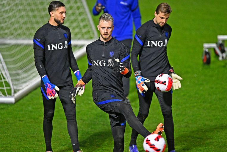 Gezocht: doelman die ballen pakt met zijn handen in plaats van inspeelt ...