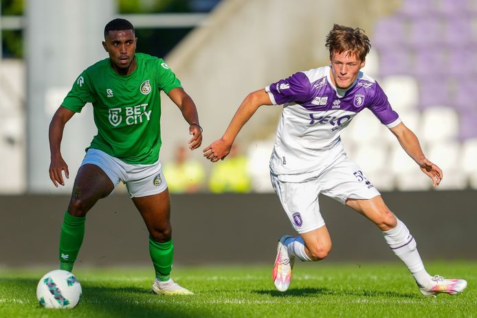 Jeugdproduct Axl Van Himbeeck (Beerschot) ziet hard werk beloond met ...