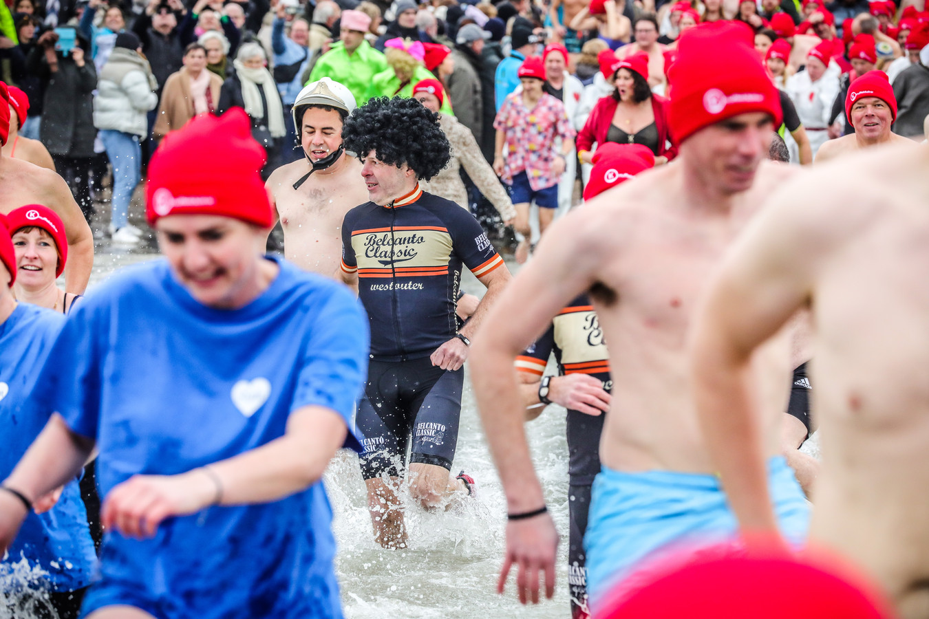 IN BEELD. 400 mensen duiken Noordzee in tijdens Knuffelduik | Foto | hln.be