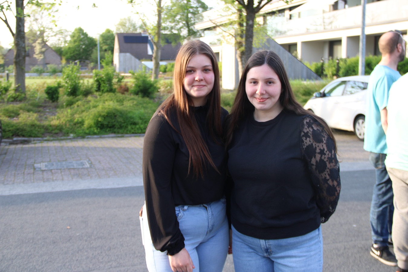 KIJK. Ouders en collega’s verrassen ‘Tante Kim’ van geschorste crèche na dood baby: “Dankzij hen ...