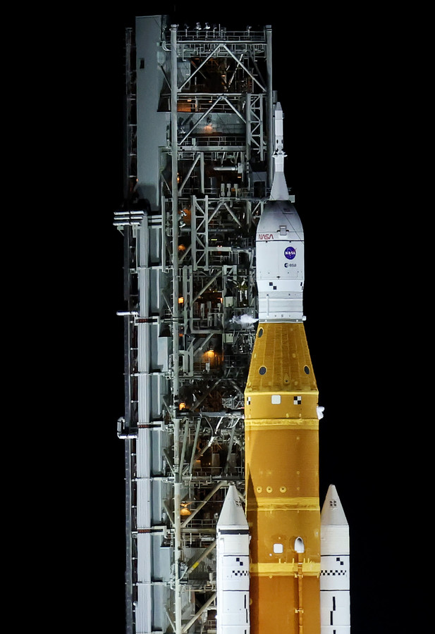 Raket die mensen naar de maan moet brengen, met succes gelanceerd ...