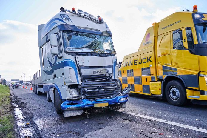 Ongeluk tussen busje en vrachtwagen op A16 bij Breda, flinke file richting Rotterdam | Breda ...