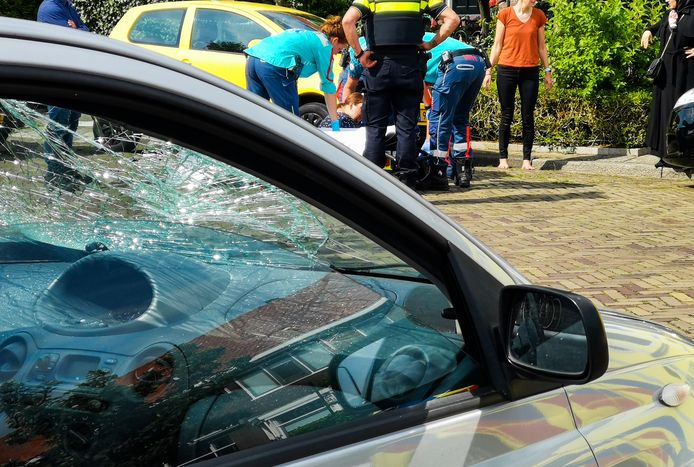 Fietsster geschept door auto op Heysterbachstraat in Dordrecht ...