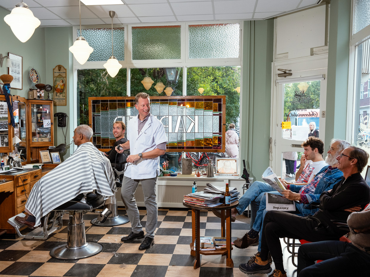 Bij kapper Eric is de knipbeurt bijzaak | Trouw
