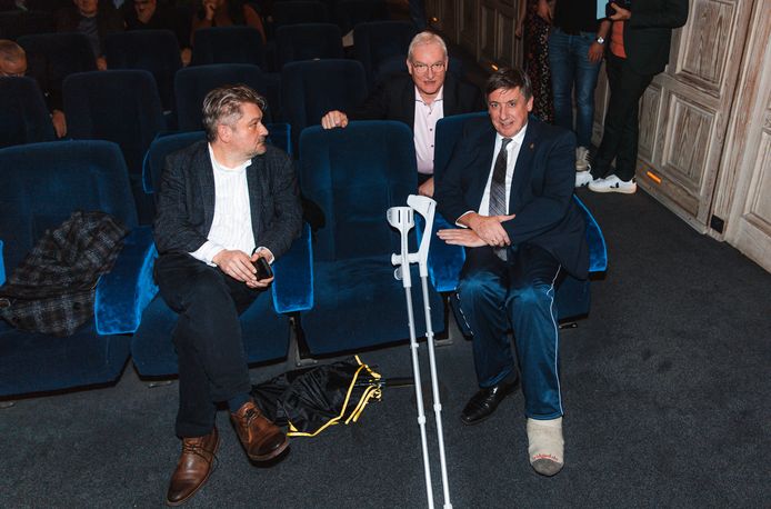 IN BEELD. Tom Waes poseert met enkele Romeinse soldaten op de première ...