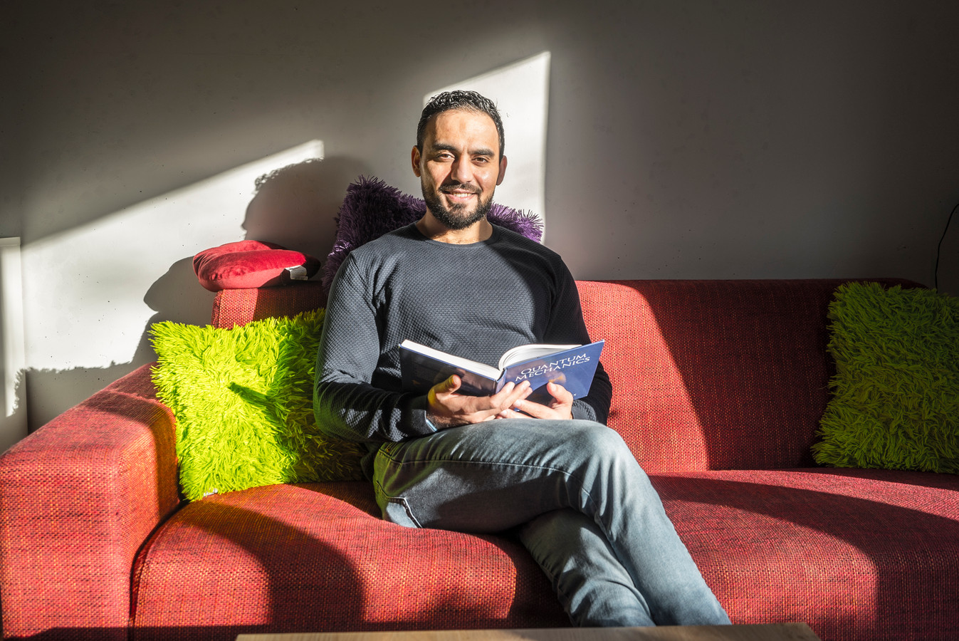 Khaled vluchtte op krappe boot naar Nederland en zat in 8 volle azc's ...