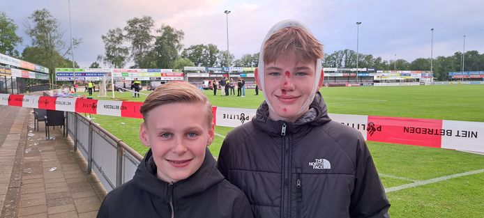 Lars (13) en Mika (12) ontsnappen aan zwaar letsel bij oefenwedstrijd ...