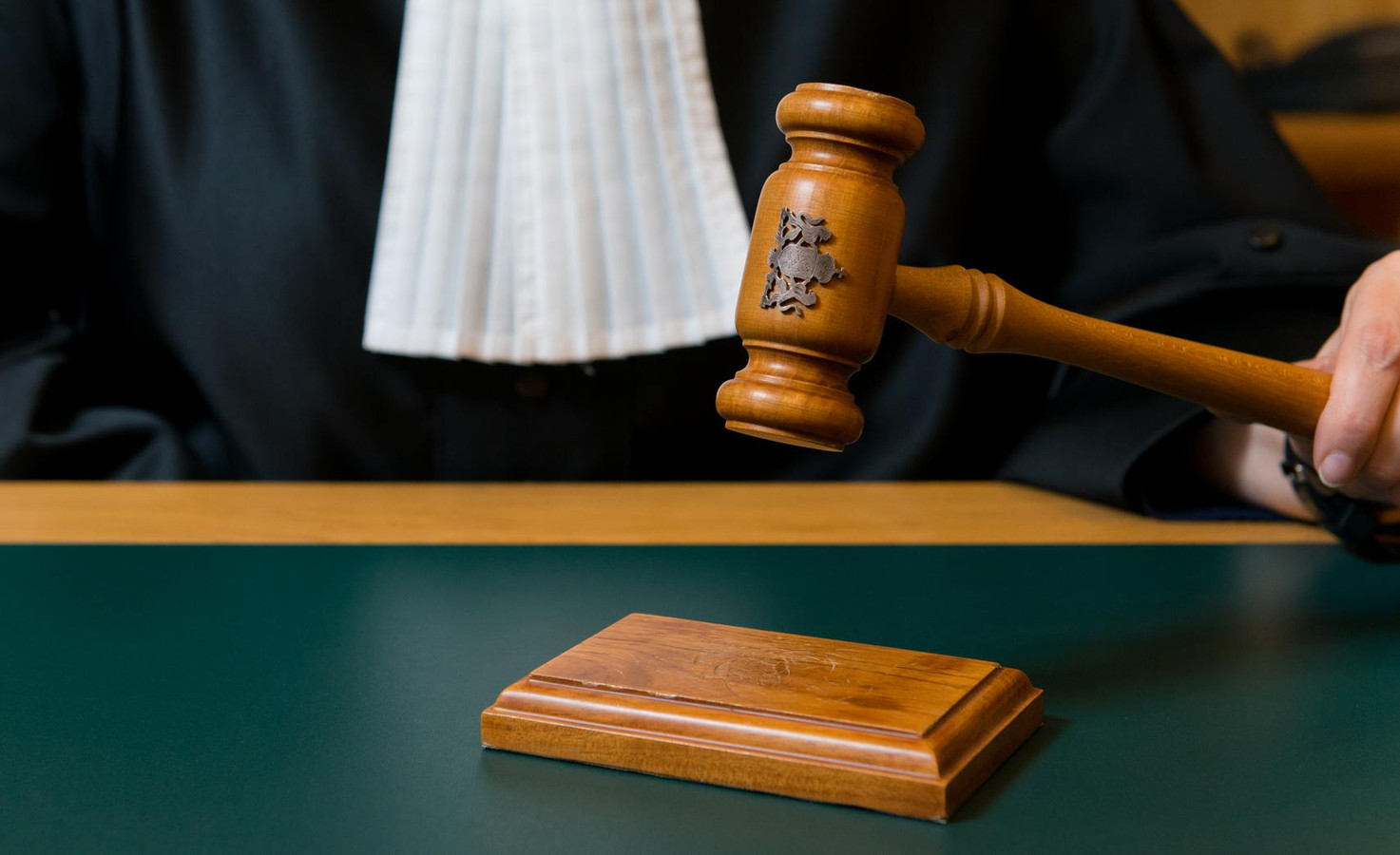 Werkstraf voor Woerdenaar (32) die agent wilde dwingen foto te wissen ...